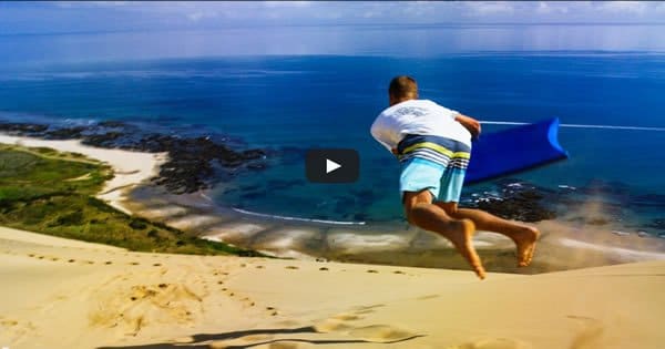 Surfando nas areas da Nova Zelândia