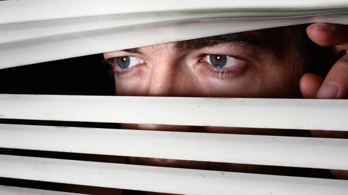 Significado de sentir que alguém está te observando - Tediado