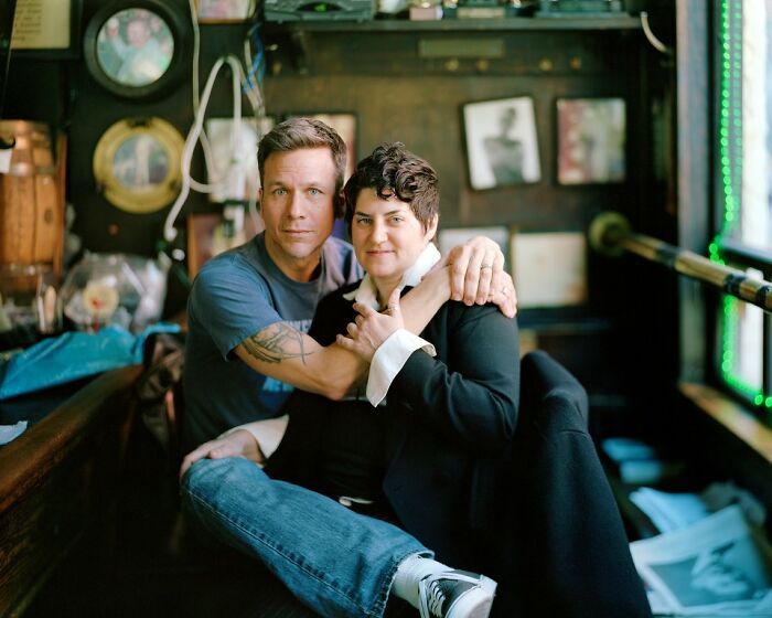 Richard Renaldi e a série Touching Strangers: Conexões inesperadas através da fotografia - Tediado